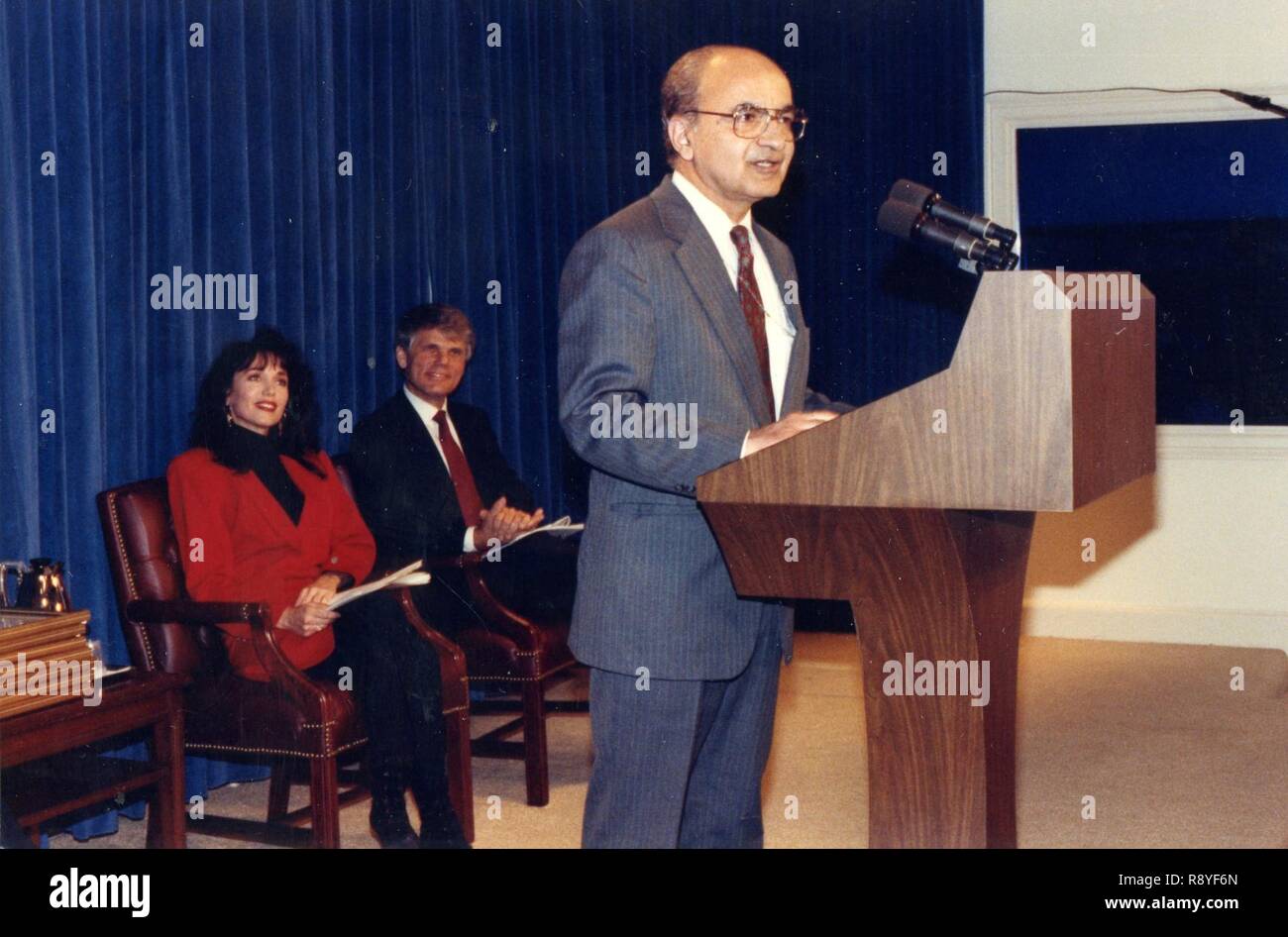 ROSKENS- END HUNGER AWARDS 1990 - Awardee speaking at podium Stock ...