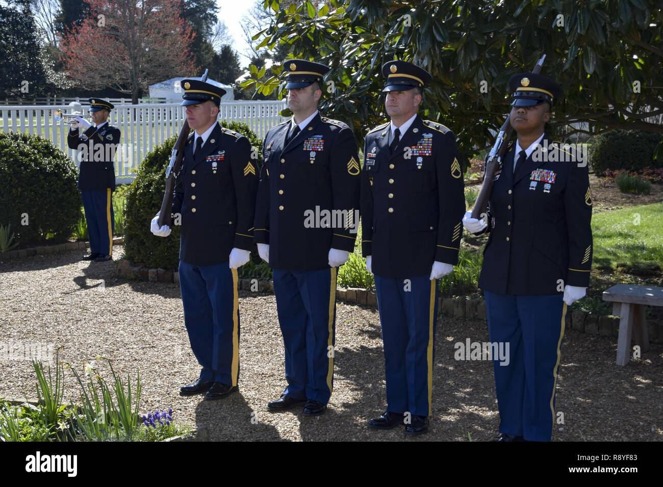 Members of the Tennessee Army National Guard color guard and bugler ...