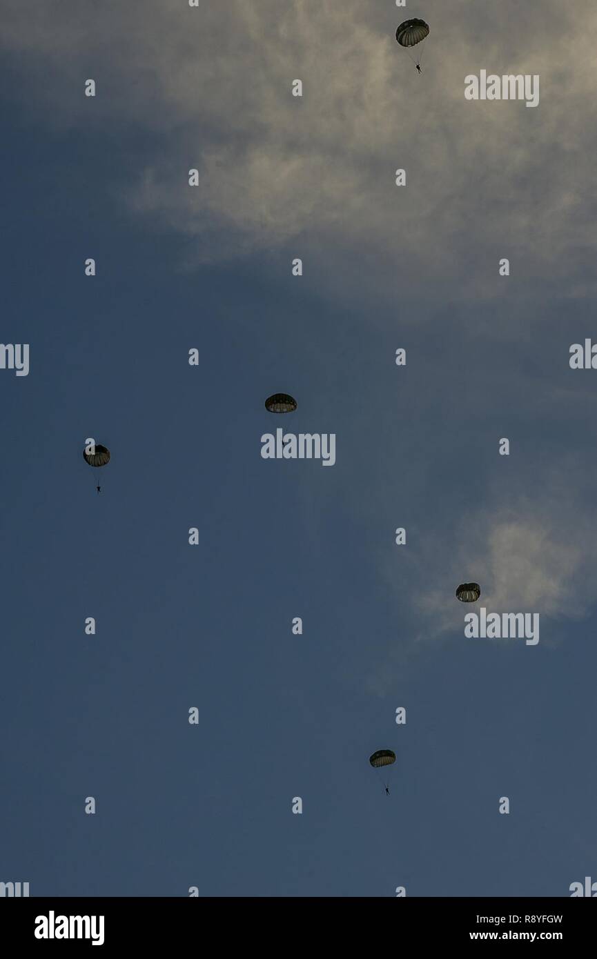 Soldiers from the 3rd Special Forces Group, Ft. Bragg, N.C., performs a ...