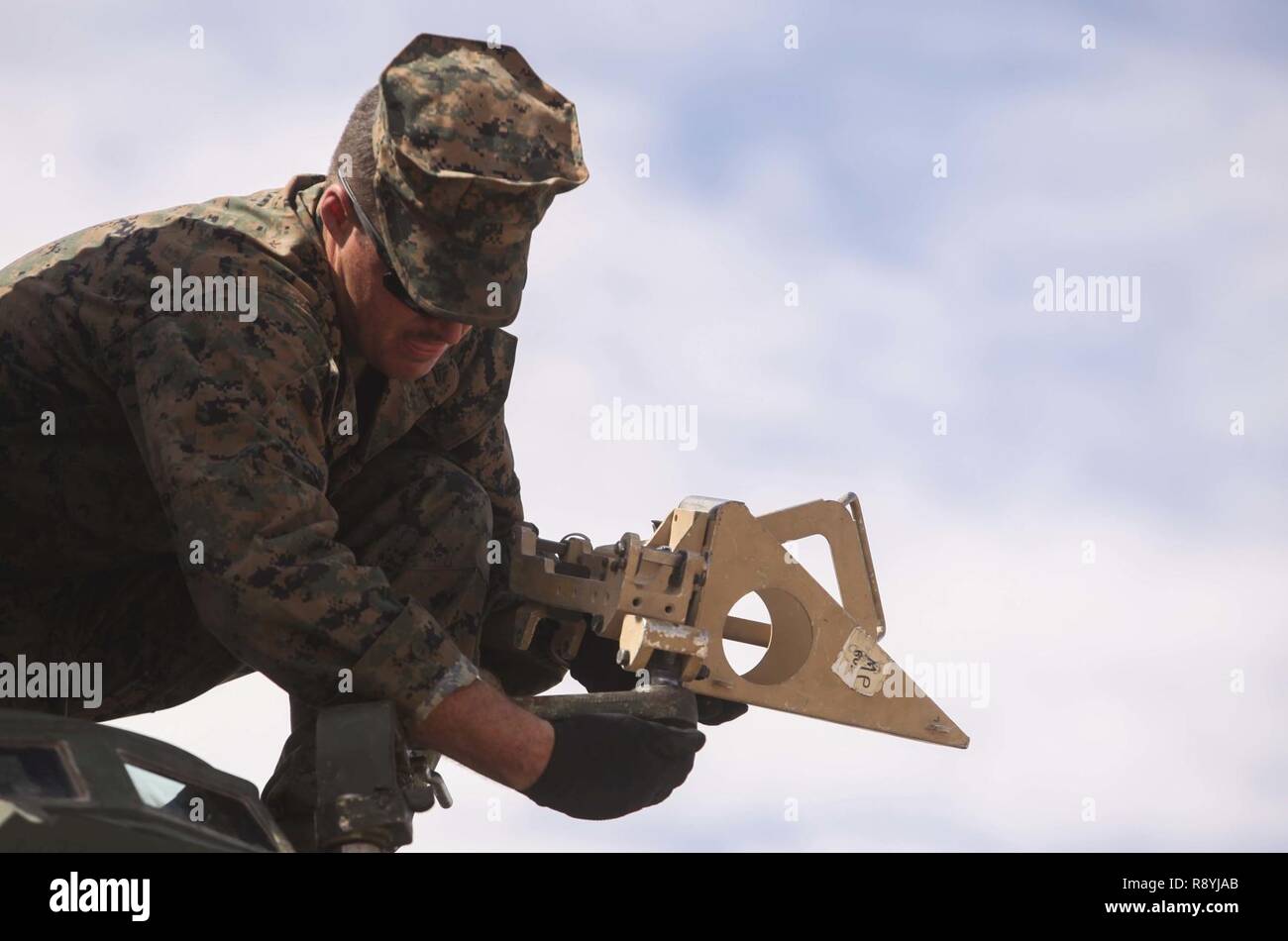 Scissor mount hi-res stock photography and images - Alamy