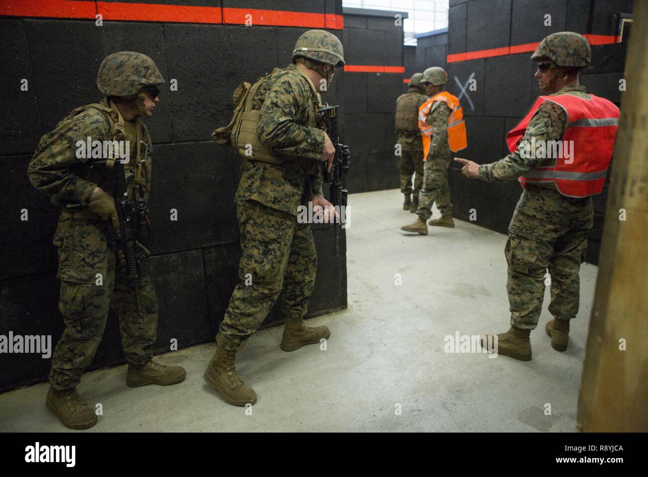 Live fire shoot house hi-res stock photography and images - Alamy