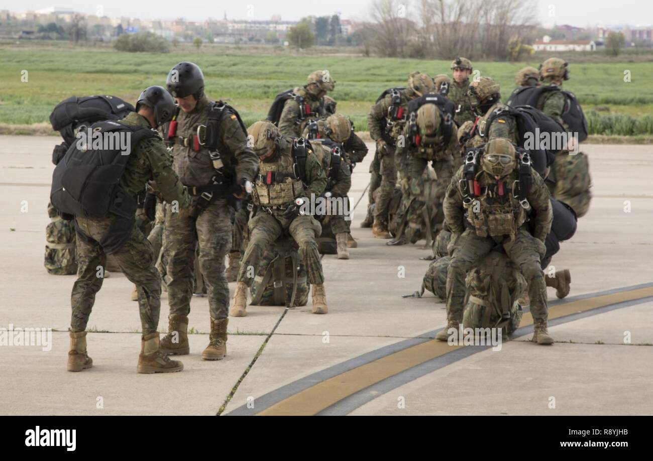 Hercules aircraft military loading hi-res stock photography and images ...