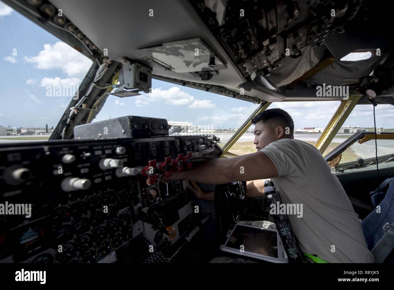 909th amu hi-res stock photography and images - Alamy