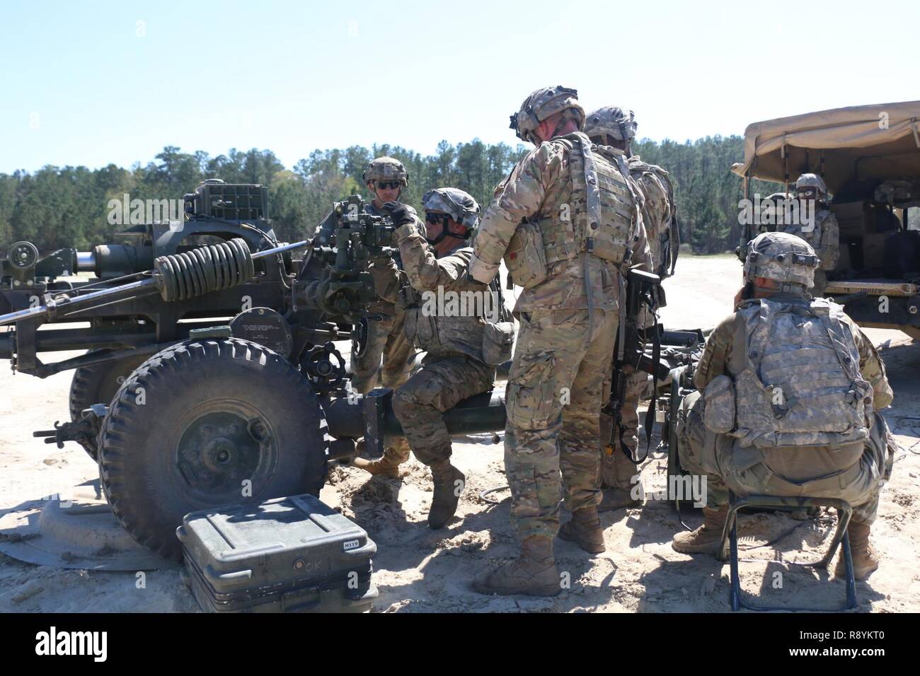 Artillerymen with Alpha Battery, 1st Battalion, 9th Field Artillery ...
