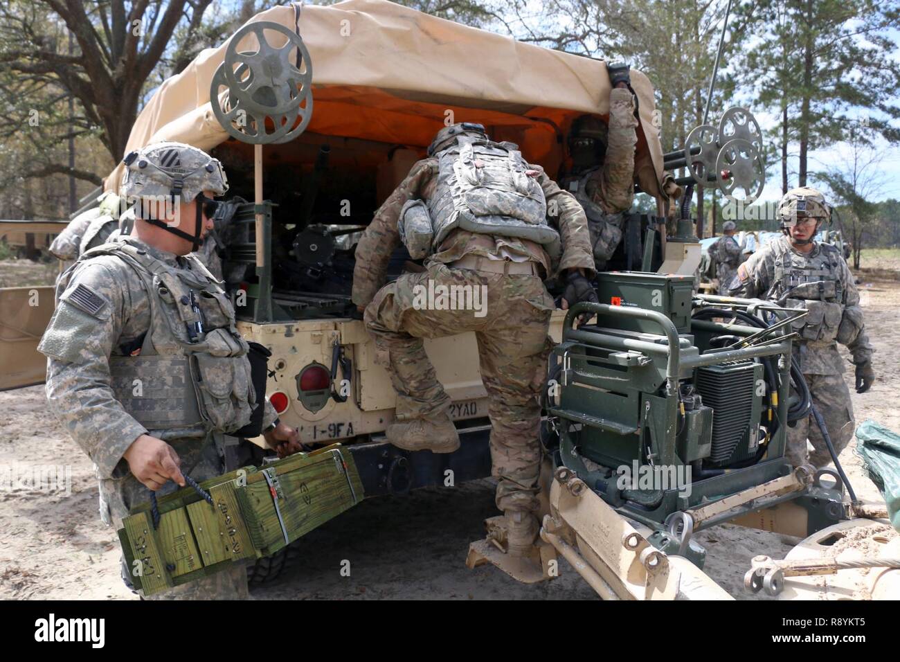 Artillerymen with Alpha Battery, 1st Battalion, 9th Field Artillery ...
