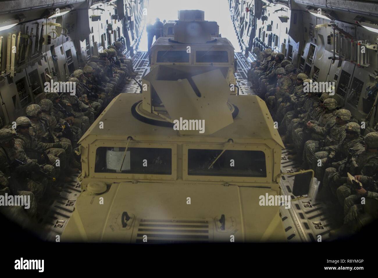 U.S. Army Reserve Soldiers assigned to the 423rd Military Police ...