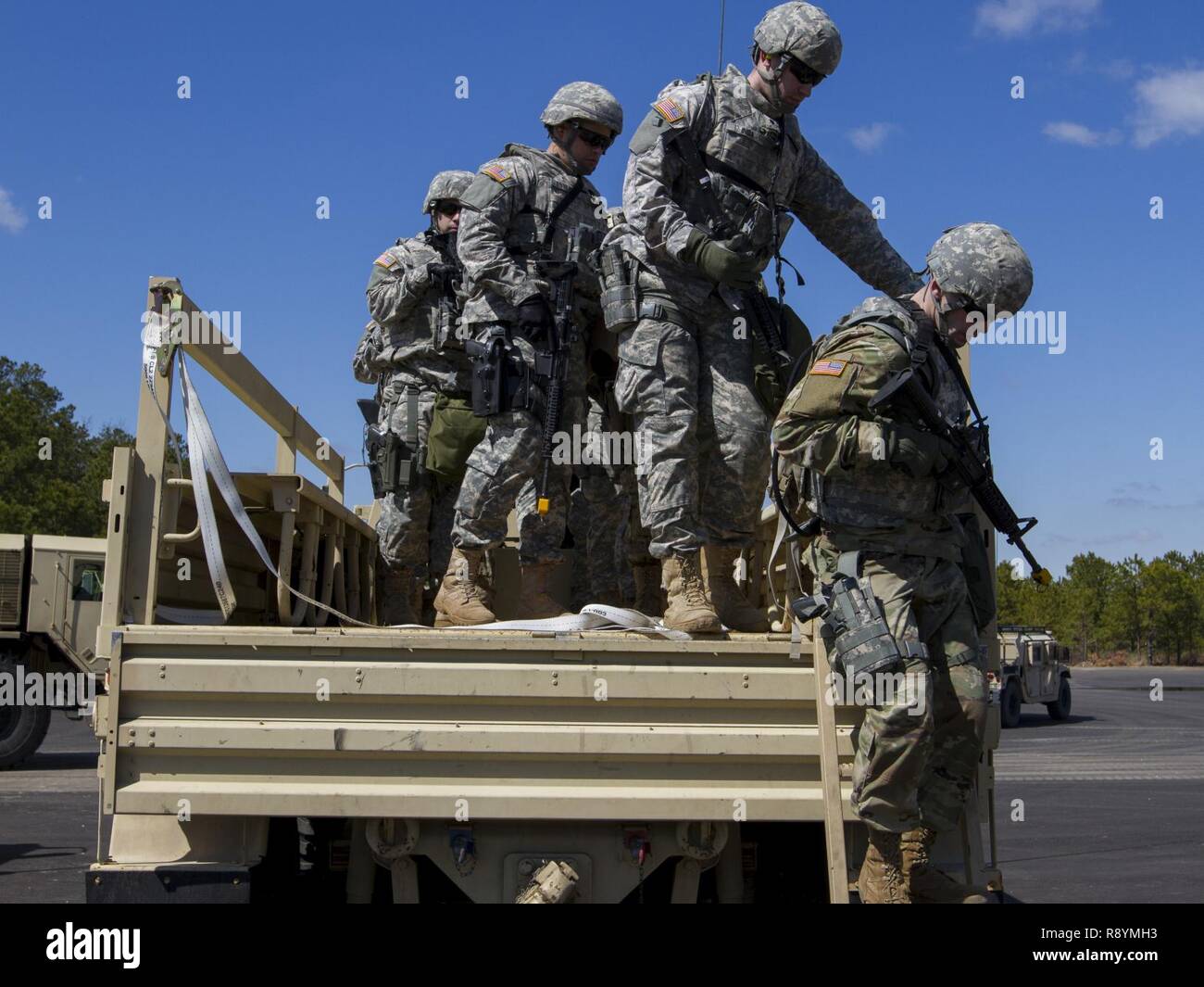 U.S. Army Reserve Soldiers assigned to the 423rd Military Police ...