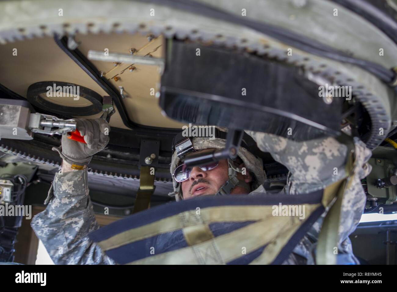 U.S. Army Reserve Soldiers assigned to the 423rd Military Police ...