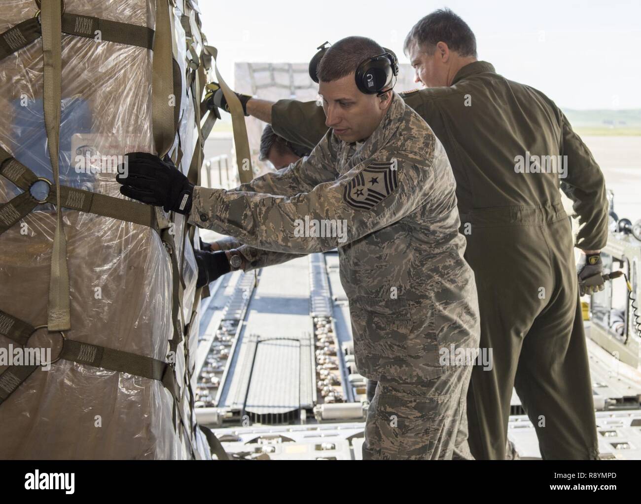 60k tunner aircraft loader hi-res stock photography and images - Alamy