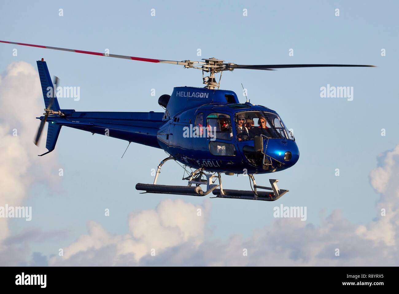 People on helicopter hi-res stock photography and images - Alamy