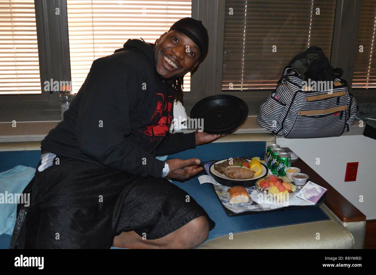 Us army soldier lifts hi-res stock photography and images - Alamy