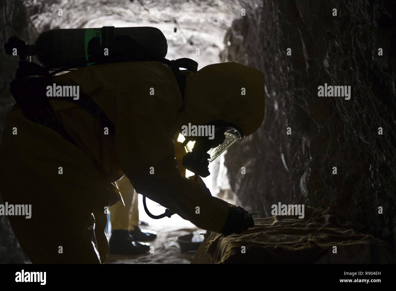 U.S. service members attending Naval School Explosive Ordnance Disposal ...