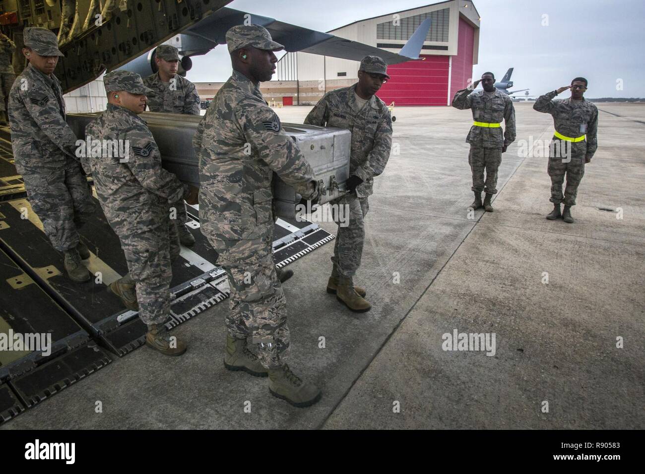 305th aerial port squadron hi-res stock photography and images - Alamy