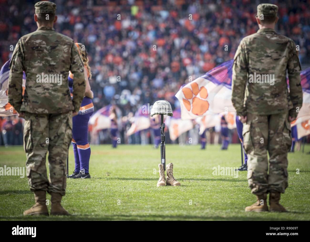 Fallen soldier battle cross hi-res stock photography and images - Alamy