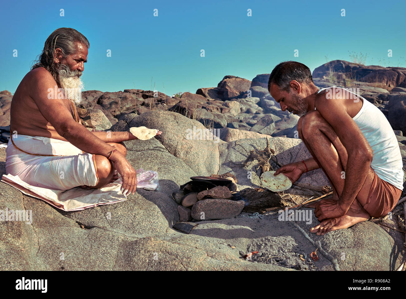 Cooking fire indian village hi-res stock photography and images - Alamy