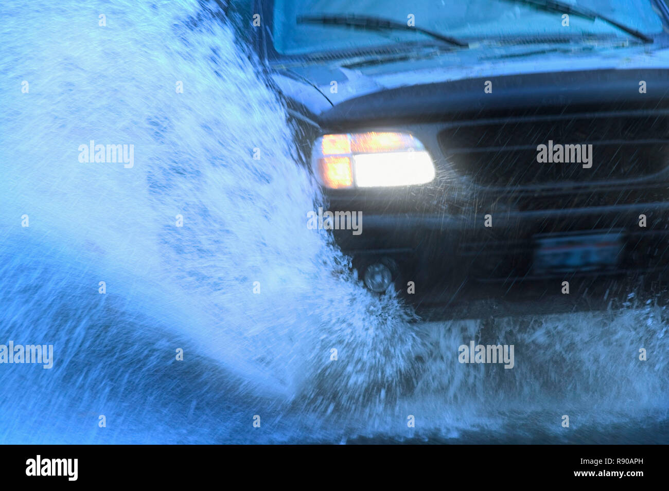 Car going through a puddle hi-res stock photography and images - Alamy