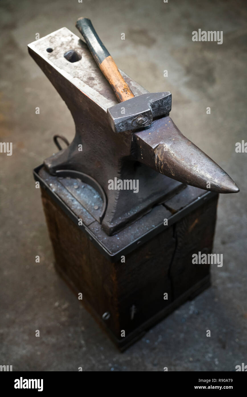 Small metalwork shop hi-res stock photography and images - Alamy