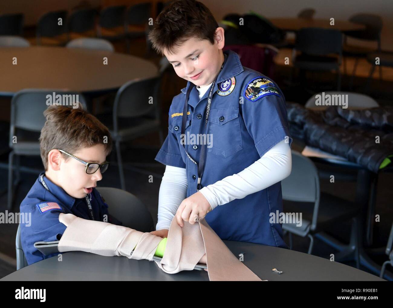 Splinting of a broken hi-res stock photography and images - Alamy