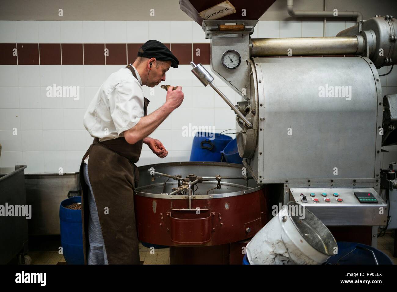 Roasting cocoa bean hi-res stock photography and images - Alamy