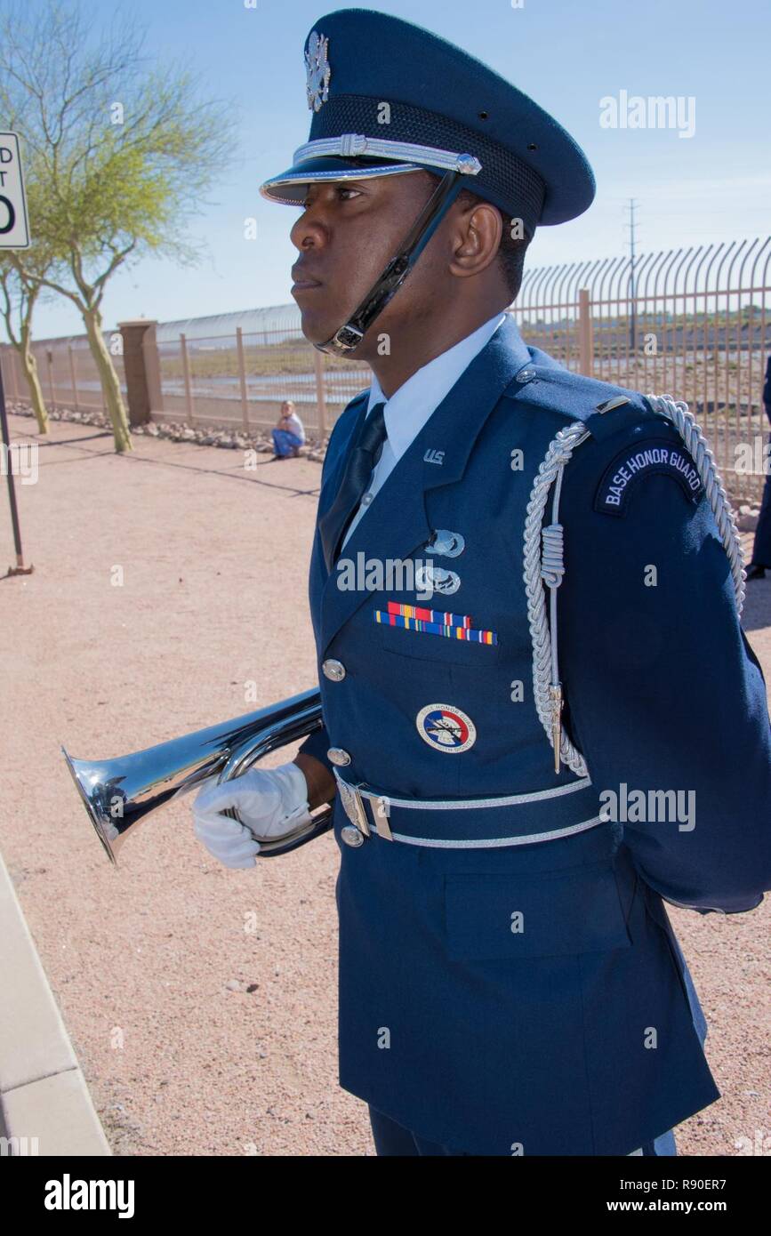 Us army color guard attention hi-res stock photography and images - Alamy