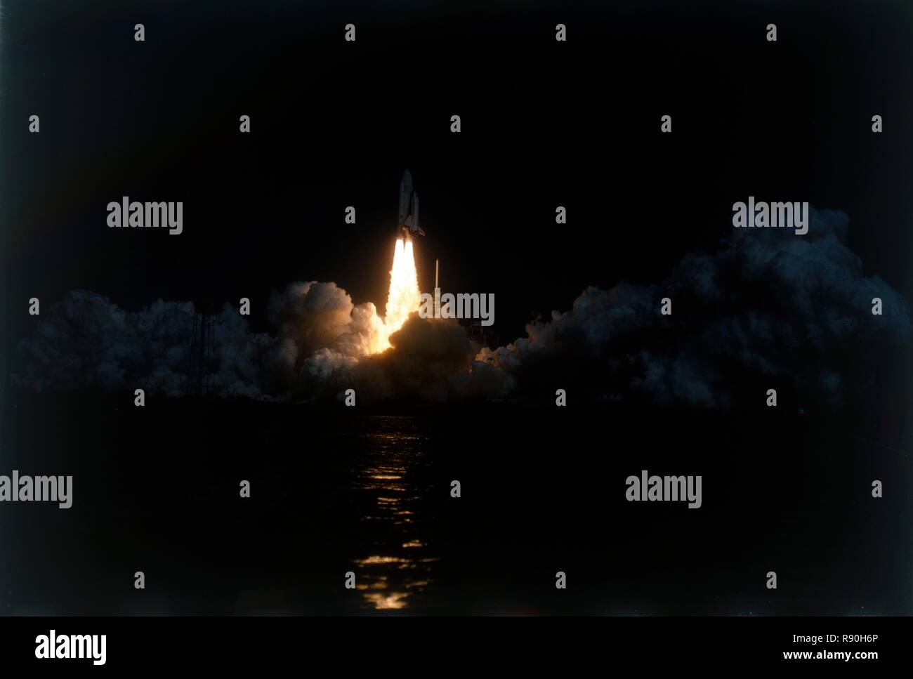 1980s space shuttle launch hi-res stock photography and images - Alamy