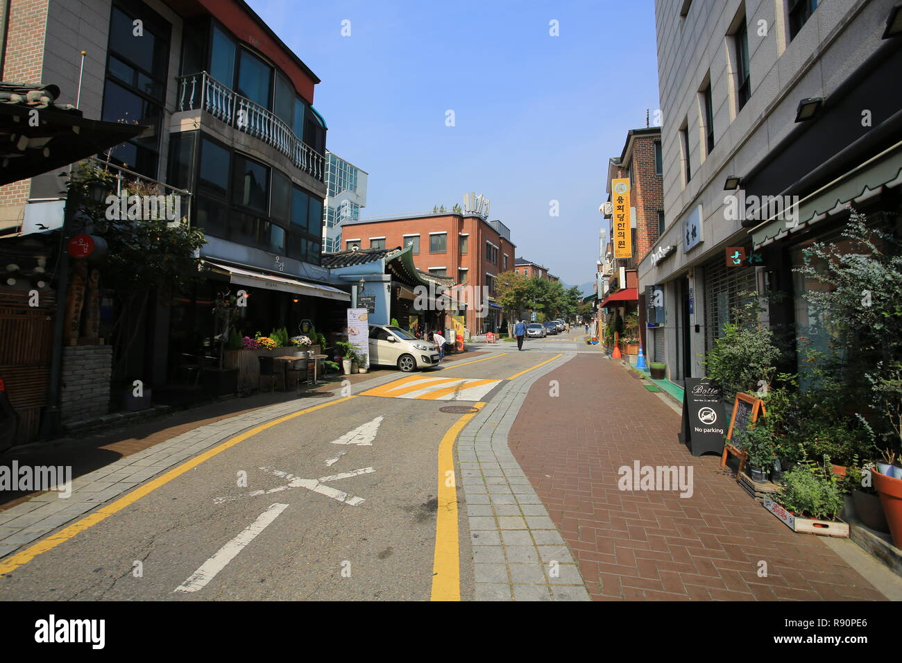 seoul jongno district street view Stock Photo - Alamy