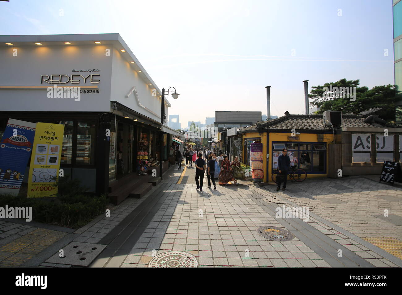 seoul jongno district street view Stock Photo - Alamy