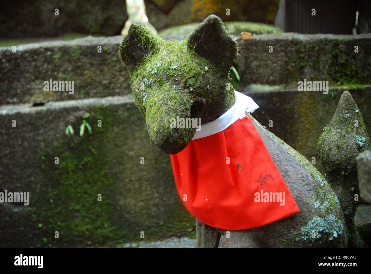 Guardian stone foxes at Fushimi Inari Taisha Shrine, Inari, Kyoto ...