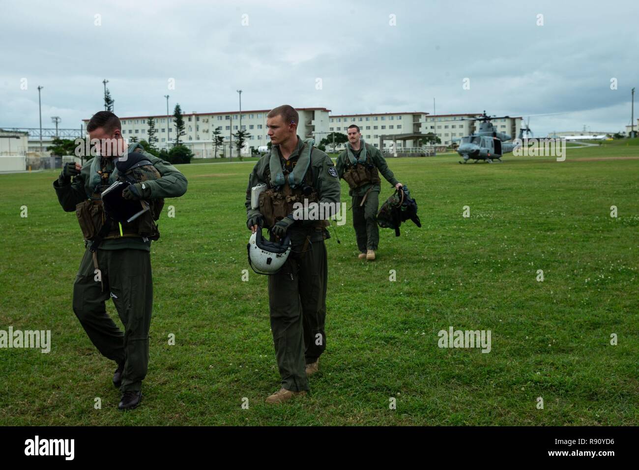UH-1Y Huey helicopter crew members with Marine Medium Tiltrotor ...