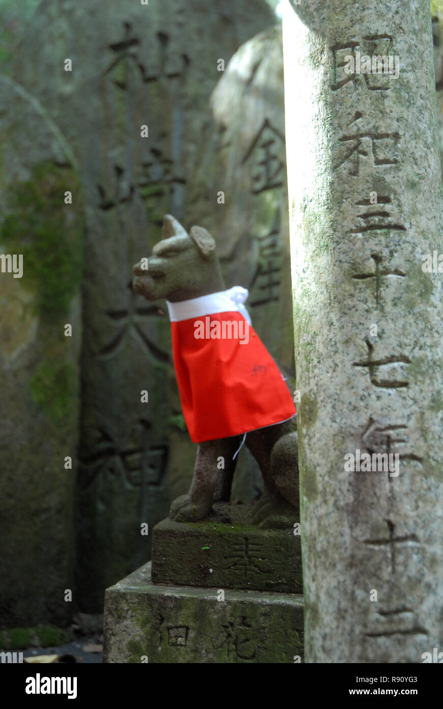 Guardian stone foxes at Fushimi Inari Taisha Shrine, Inari, Kyoto ...