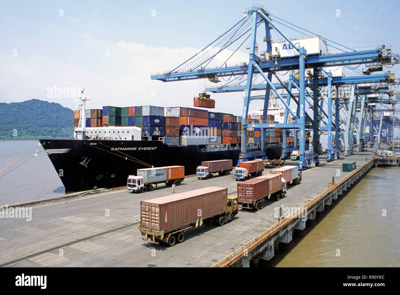 Shipping containers dockyard hi-res stock photography and images - Alamy