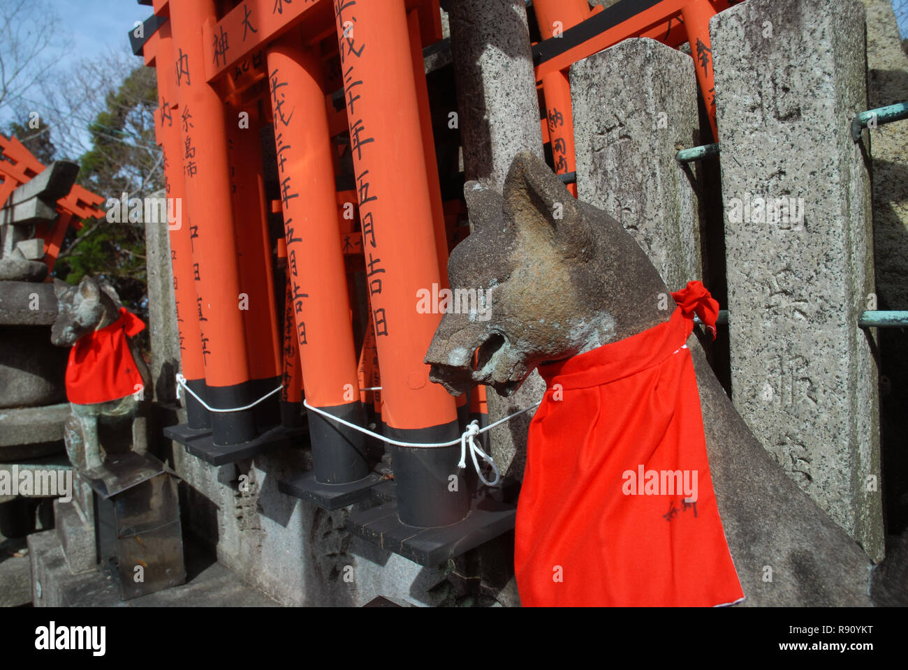 Guardian stone foxes at Fushimi Inari Taisha Shrine, Inari, Kyoto ...