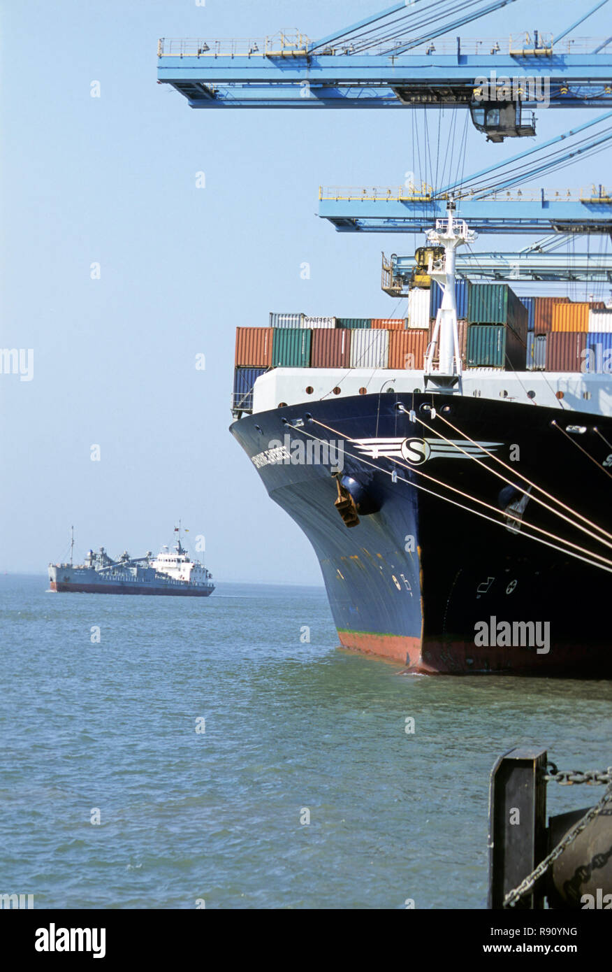 Loading of shipping containers hi-res stock photography and images - Alamy