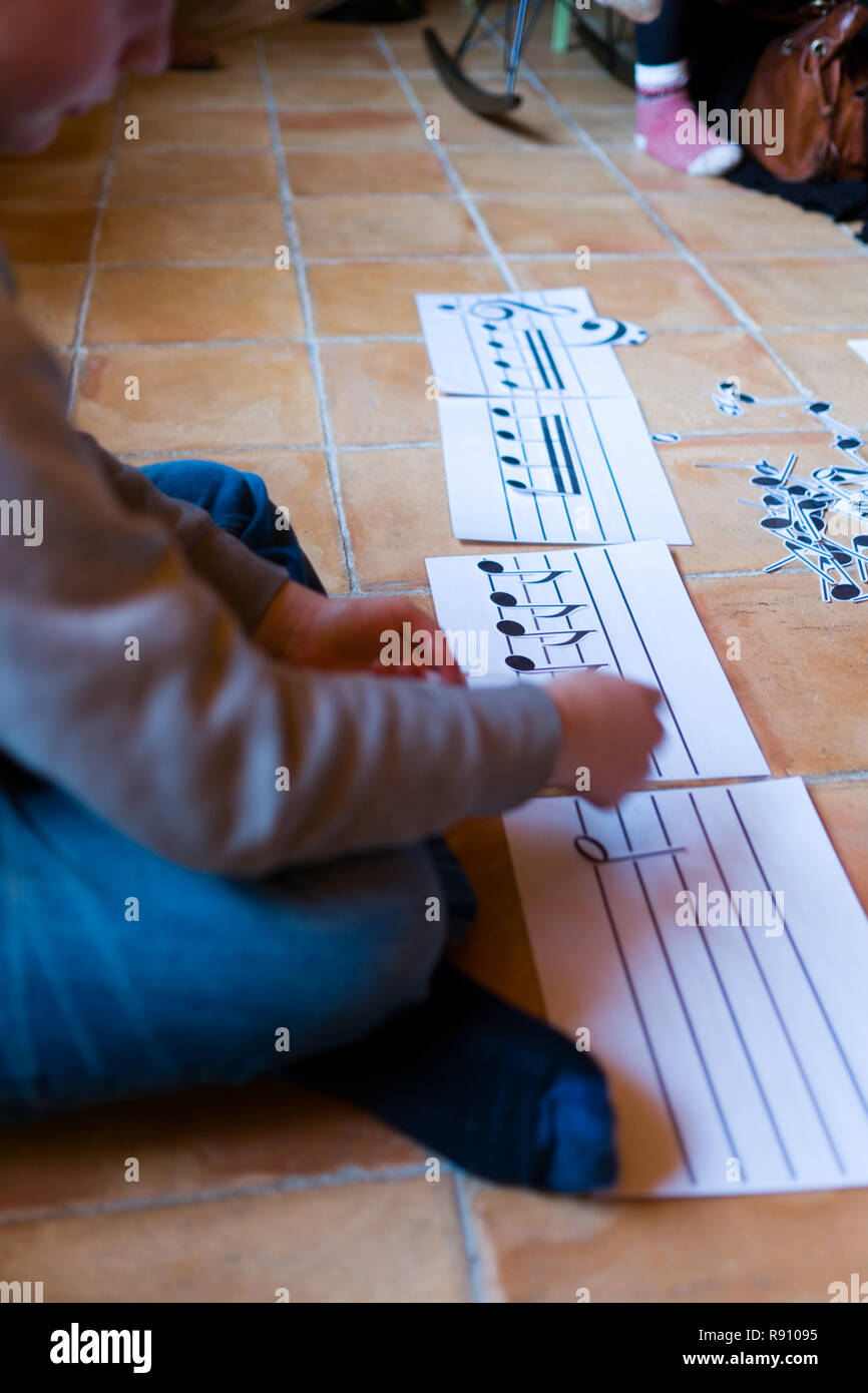 Musical notes cut out hi-res stock photography and images - Alamy