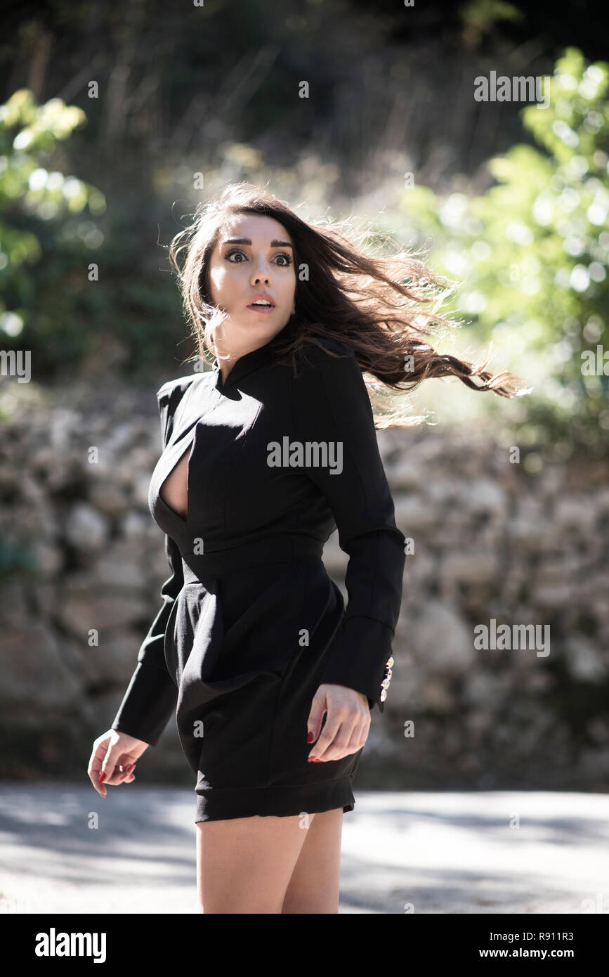 Woman looking over shoulder scared hi-res stock photography and images ...