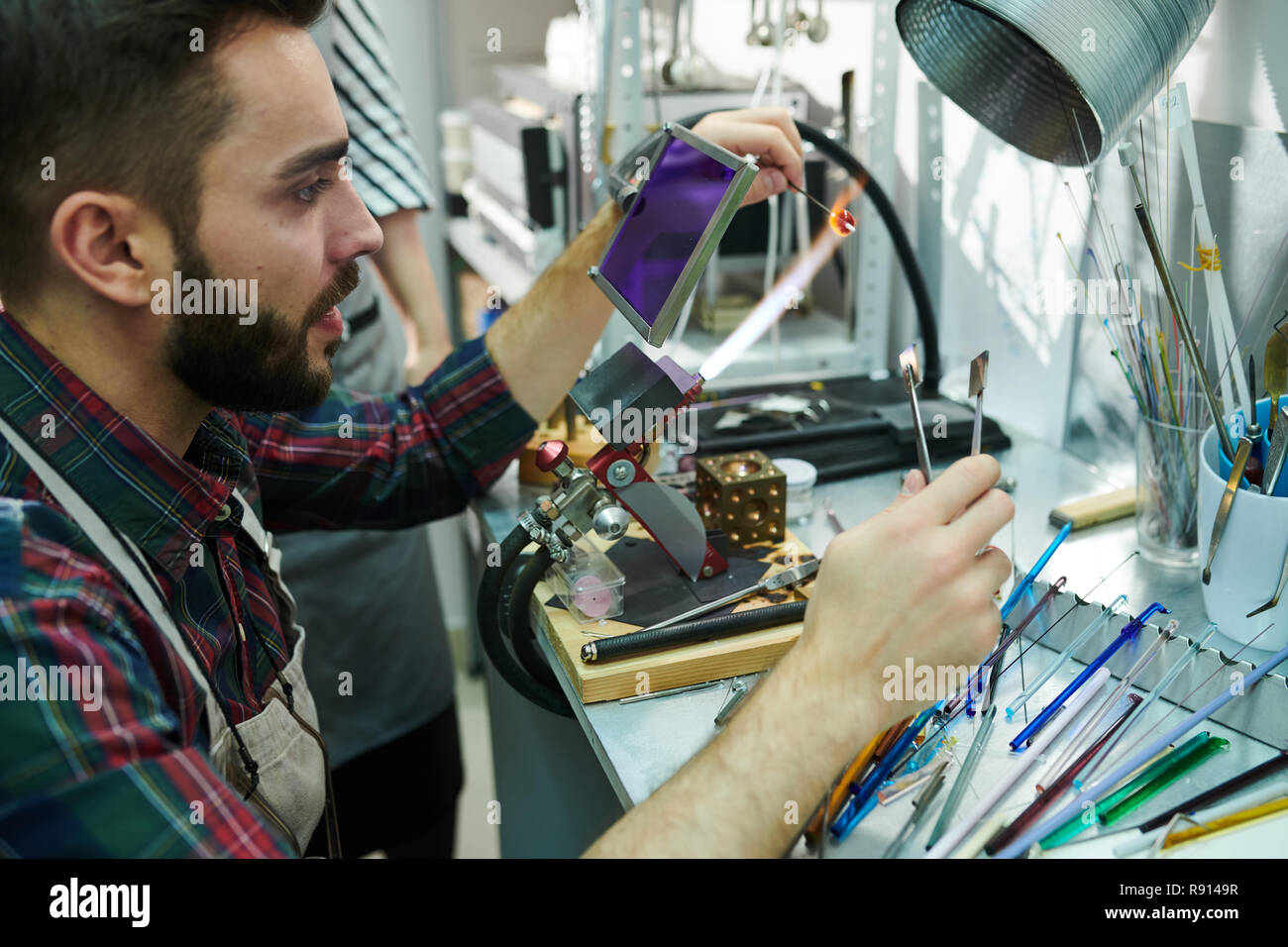Man making glass art hi-res stock photography and images - Alamy