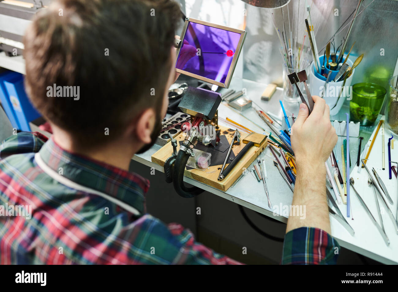 Craft glasswork hi-res stock photography and images - Alamy