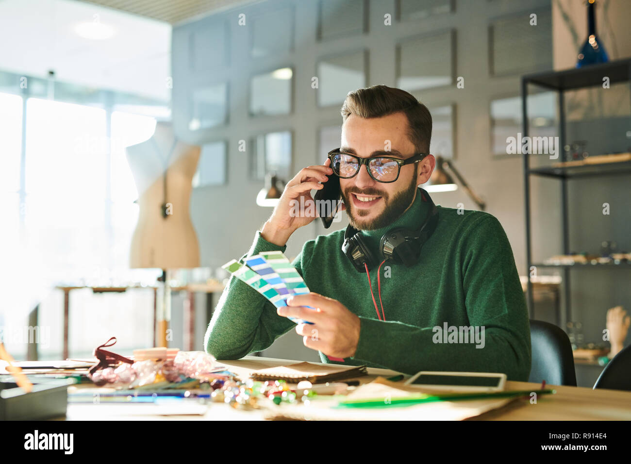 Fashion designer talking mobile hi-res stock photography and images - Alamy