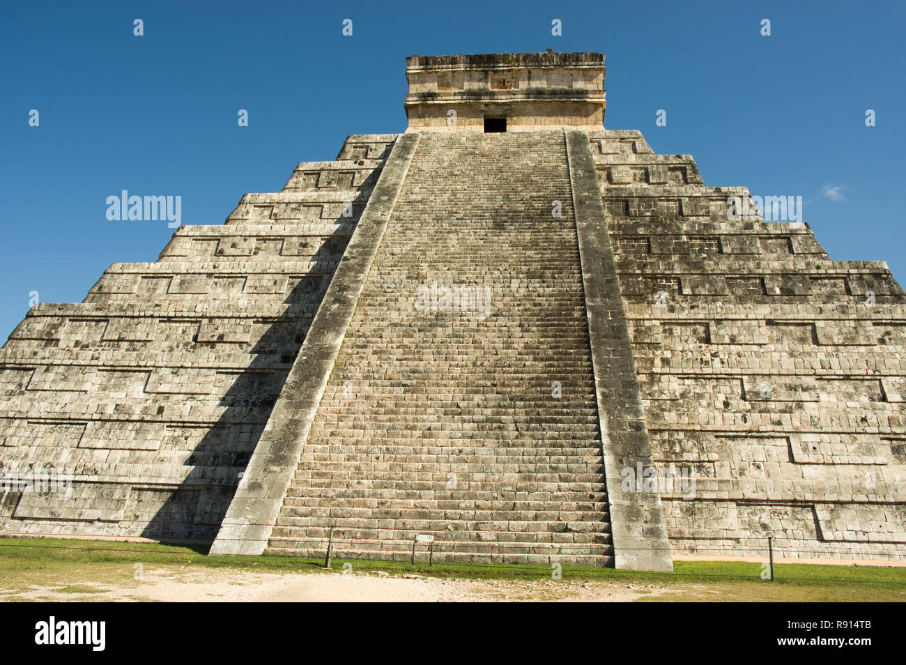 Stairway of the great pyramid of Chichen Itza Stock Photo - Alamy
