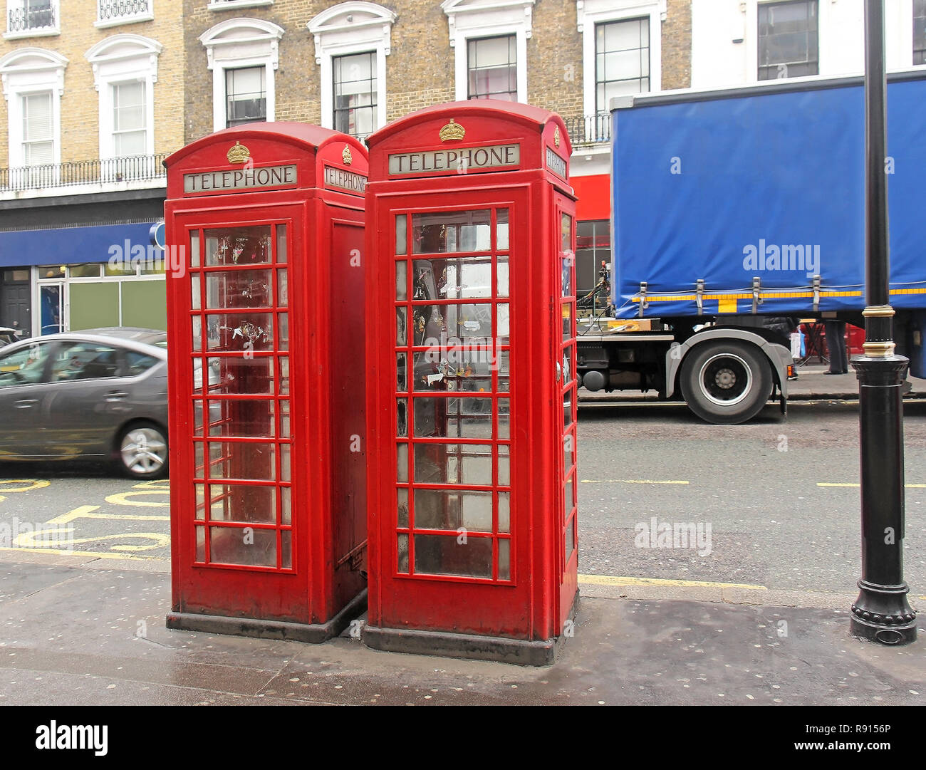 Red phone booths hi-res stock photography and images - Alamy