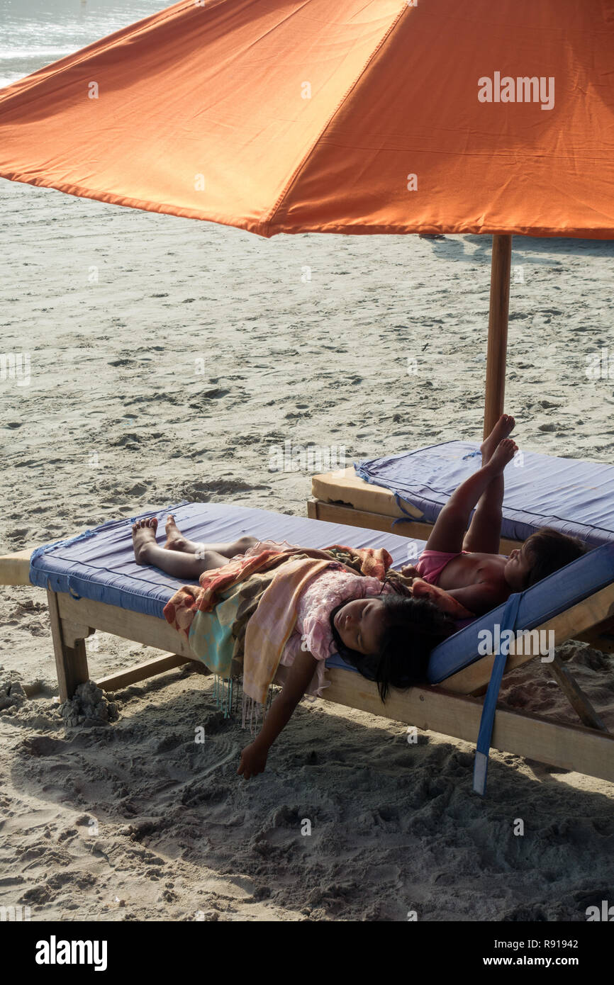 Poor poverty girl abandoned hi-res stock photography and images - Alamy