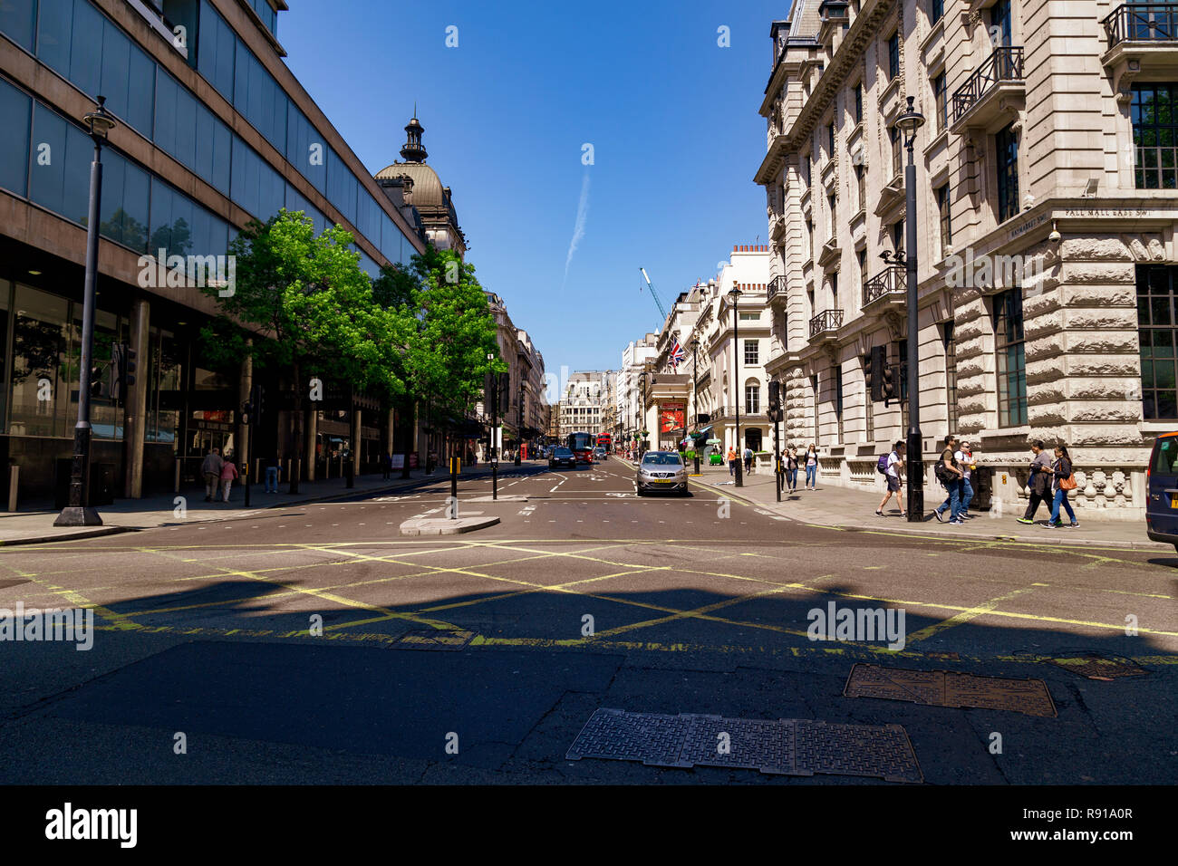 Pall mall street view hi-res stock photography and images - Alamy