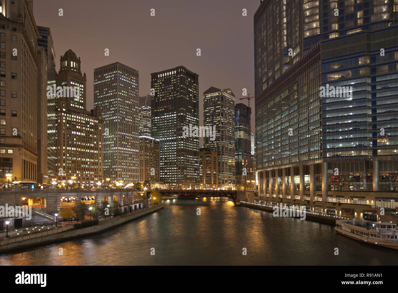 Night view of the Chicago River from Michigan Avenue Stock Photo - Alamy