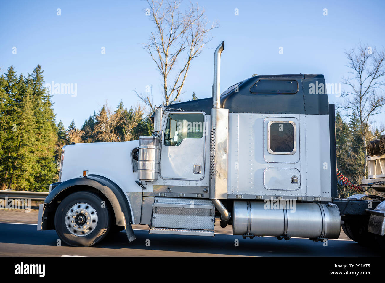 Powerful bonnet American idol black and white big rig long haul semi ...