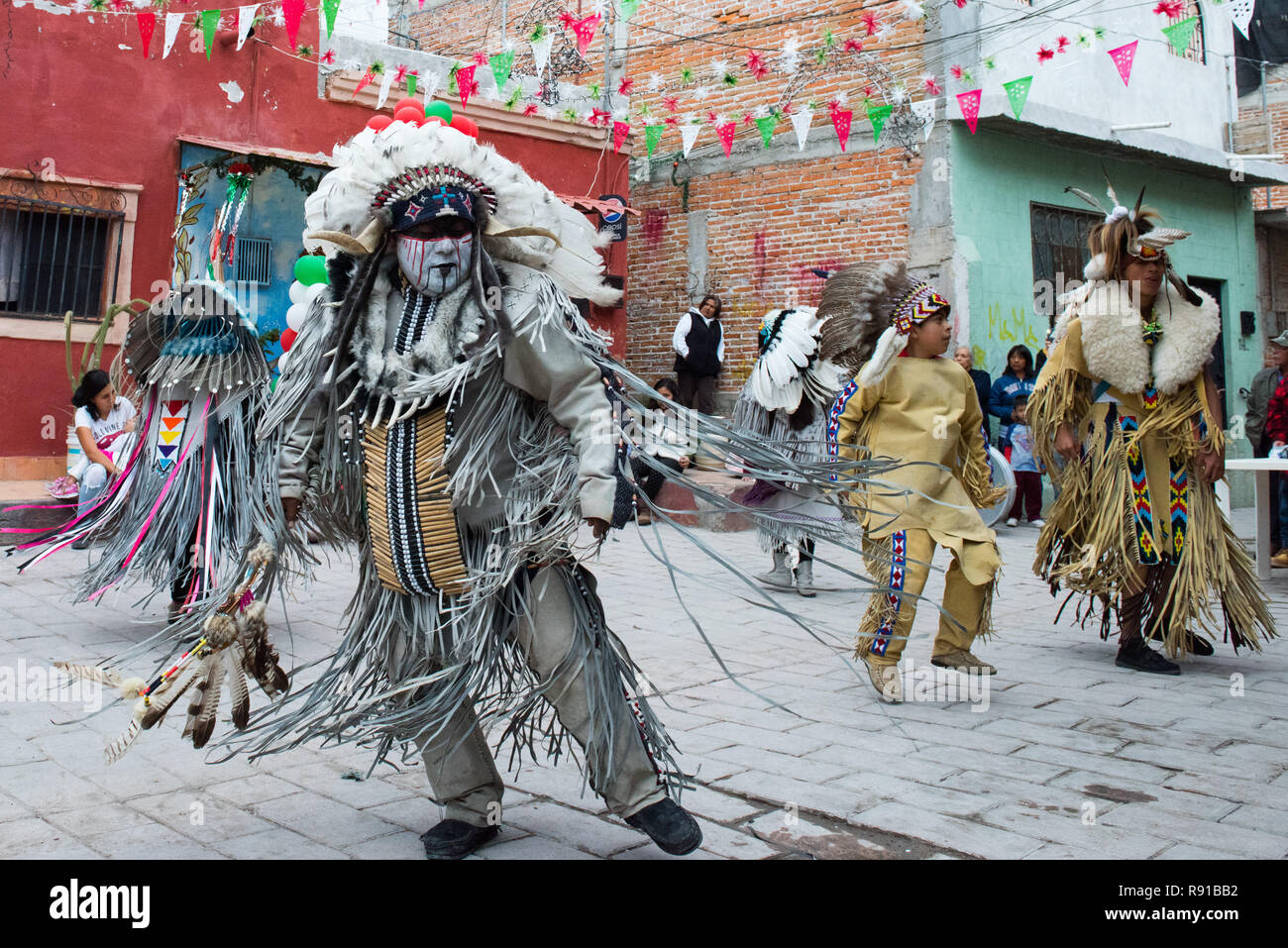 Native mexicans dancing hi-res stock photography and images - Alamy