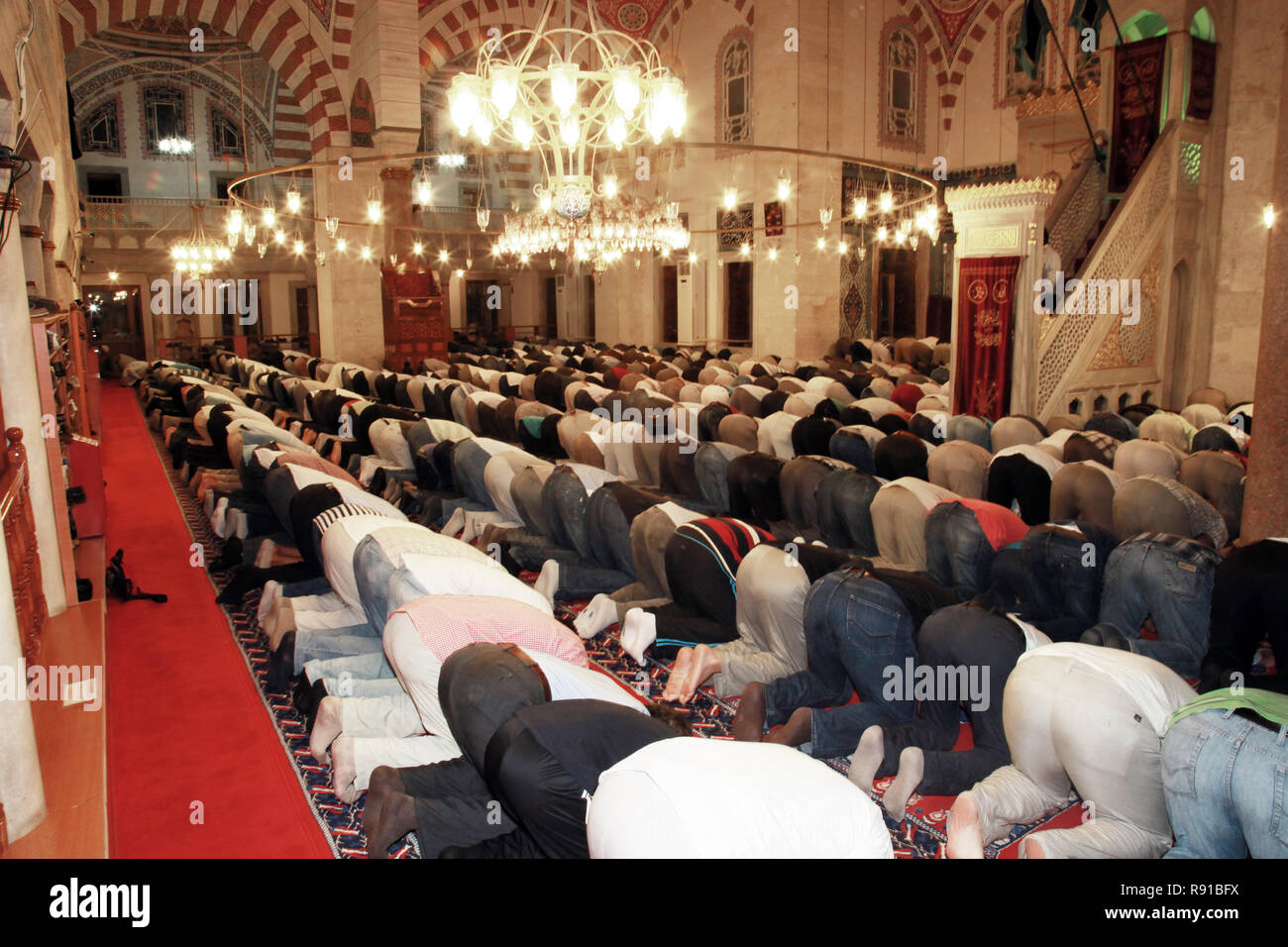 Istanbul mosque crowd interior hi-res stock photography and images - Alamy
