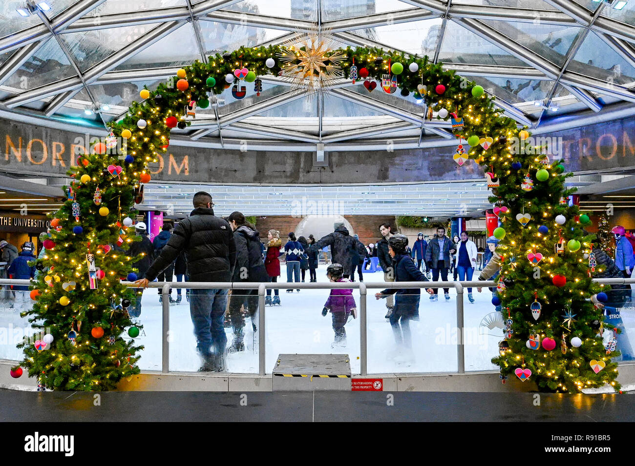 Downtown ice rink hi-res stock photography and images - Alamy
