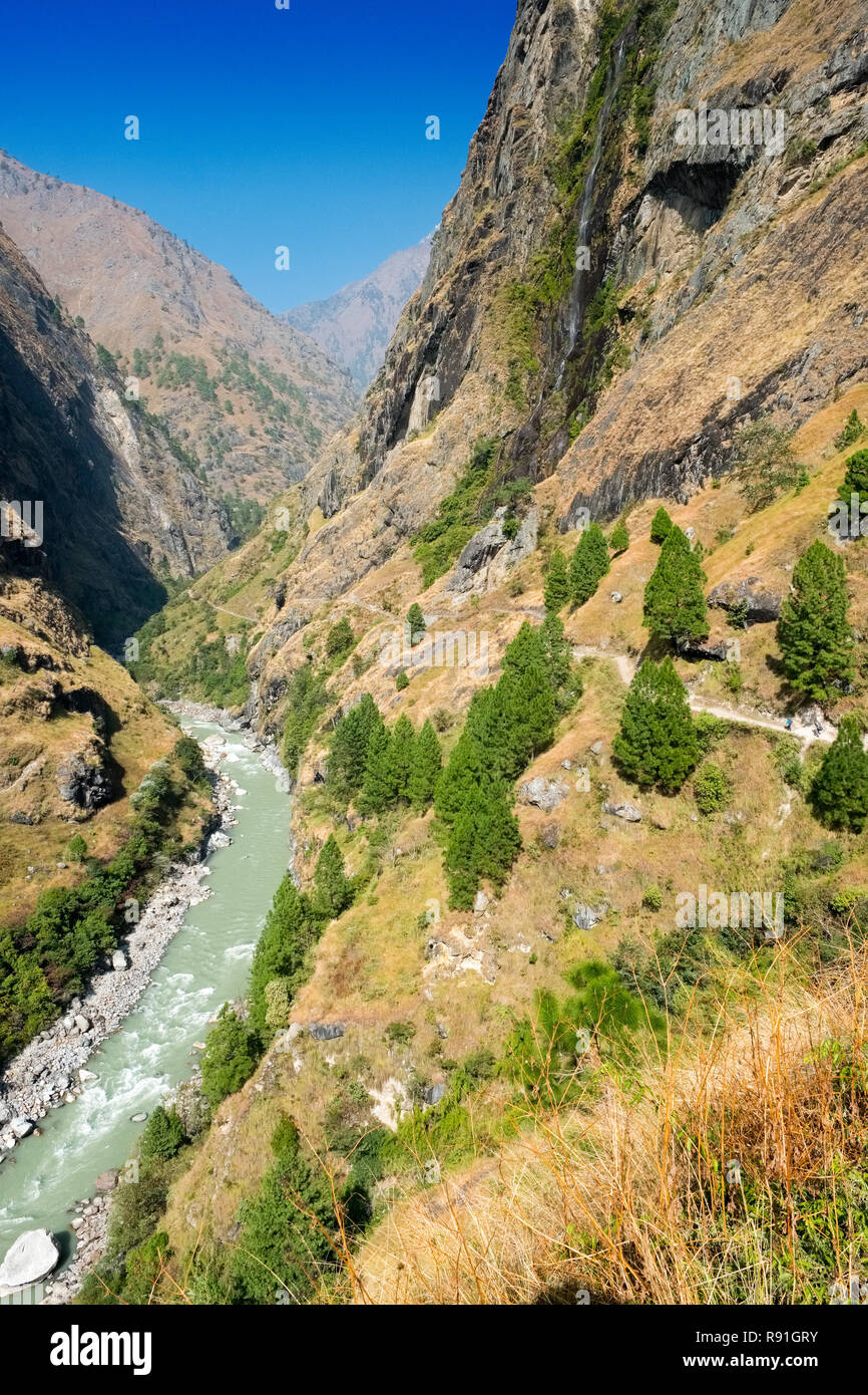The river valley of the Budhi Gandaki is followed on the first section ...