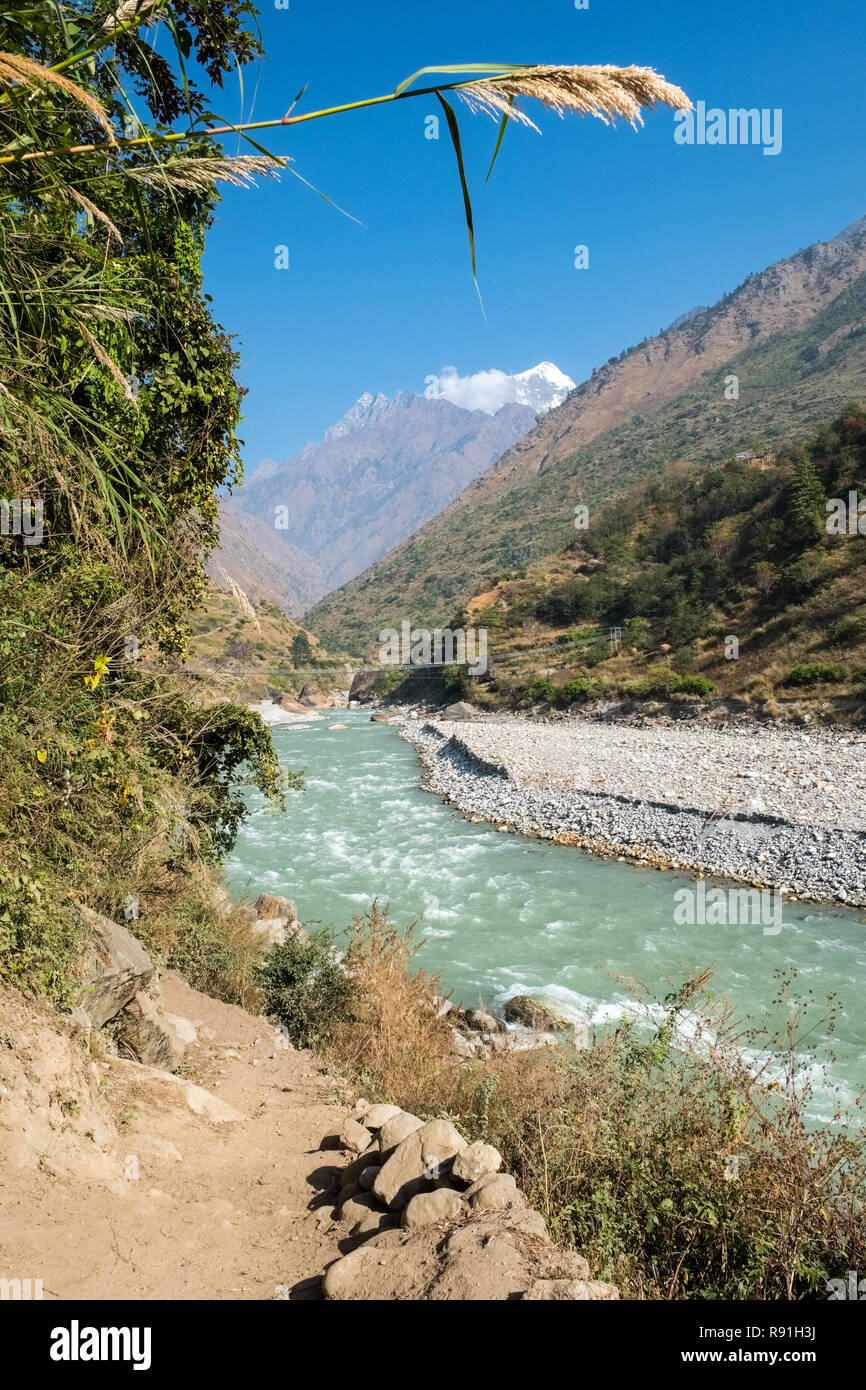 The river valley of the Budhi Gandaki is followed on the first section ...