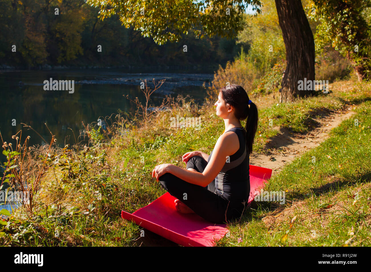 Siting pose hi-res stock photography and images - Alamy